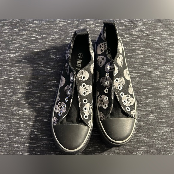 Hot Topic | Shoes | Hot Topic Skulls Low Top Tennis Shoes Women Size 7 ...
